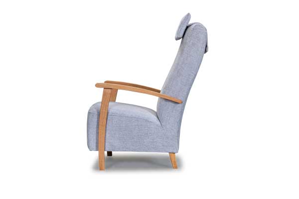 Skandinavischer Sessel mit Hocker